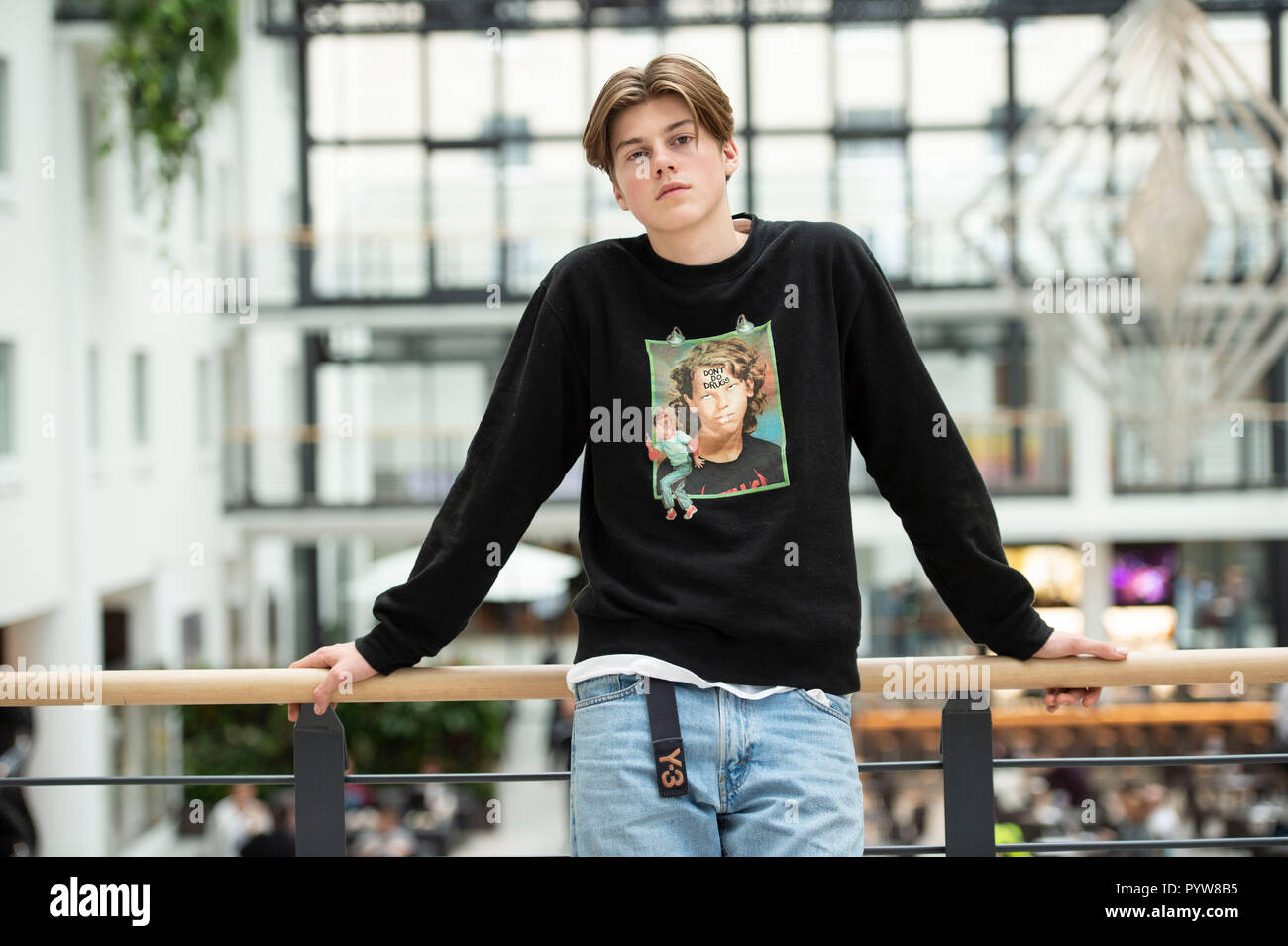 Berlin, Germany. 29th Oct, 2018. The singer Ruel stands in the Estrel ...