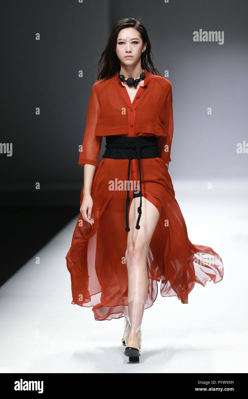 Beijing, Beijing, China. 28th Oct, 2018. Model on catwalk for Chinese ...