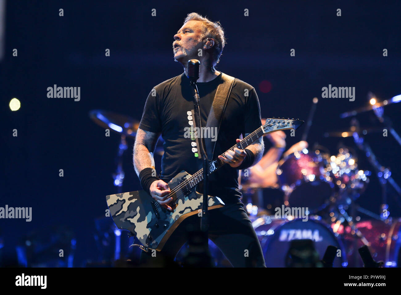 James hetfield metallica concert hi-res stock photography and images ...