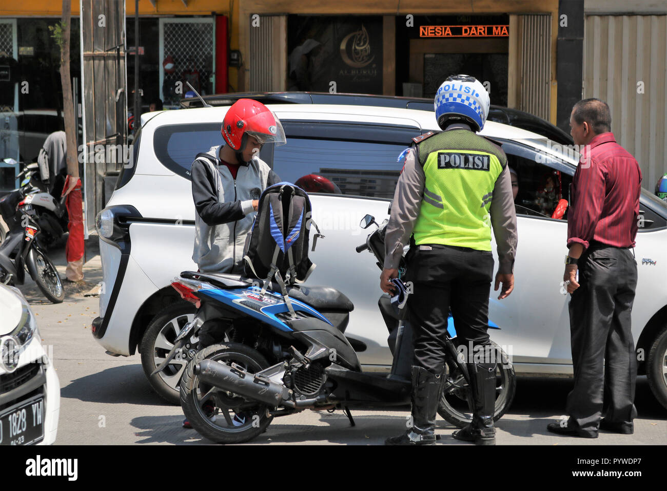 Policeman pulling car over hi-res stock photography and images - Alamy