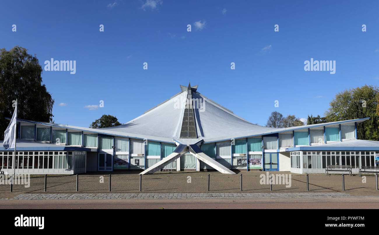 Hypar shell construction hi-res stock photography and images - Alamy