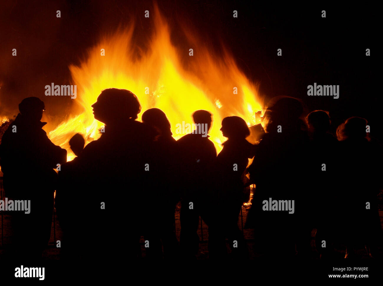 People around a bonfire hi-res stock photography and images - Alamy