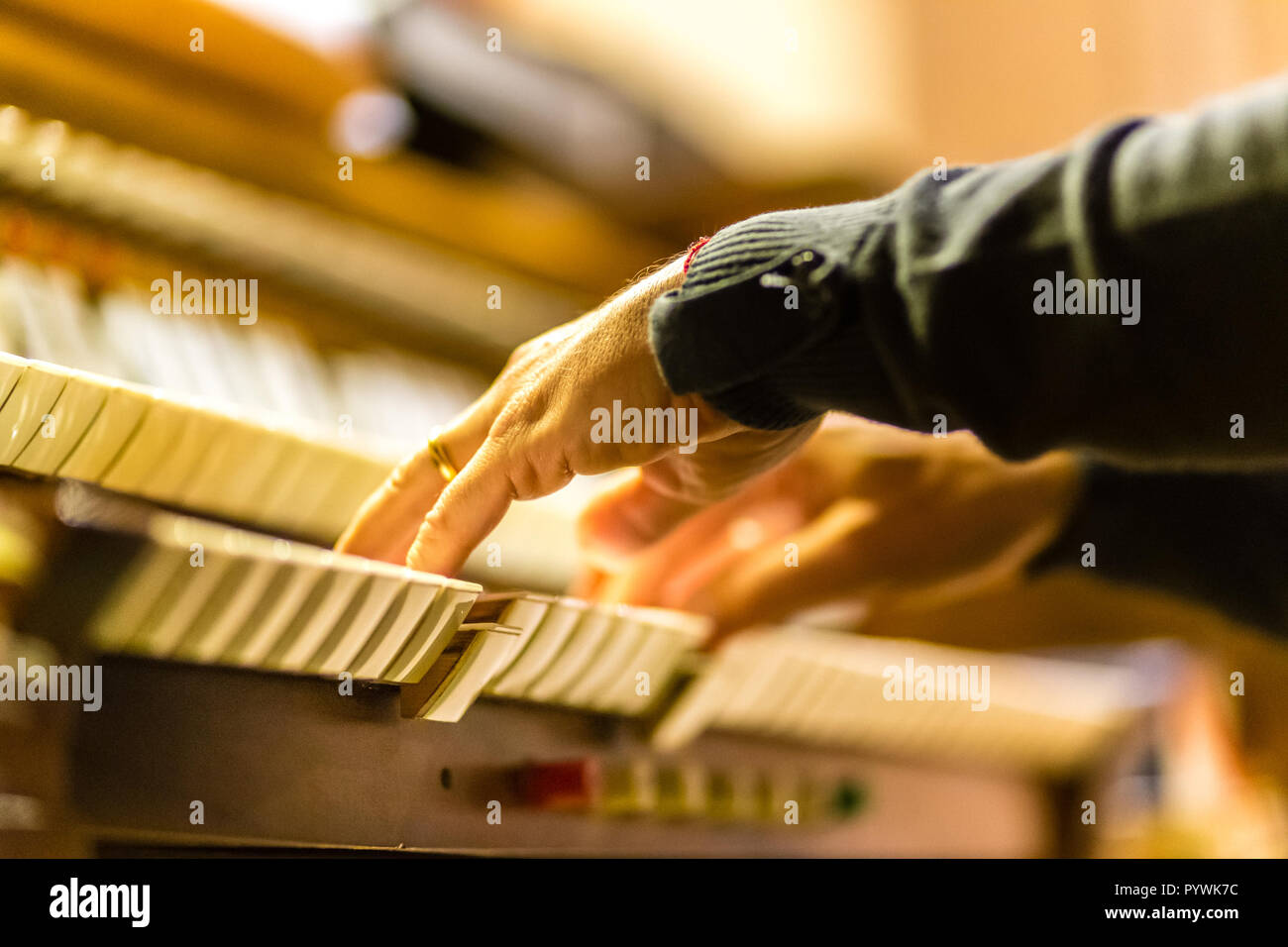 Man playing organ close up hi-res stock photography and images - Alamy
