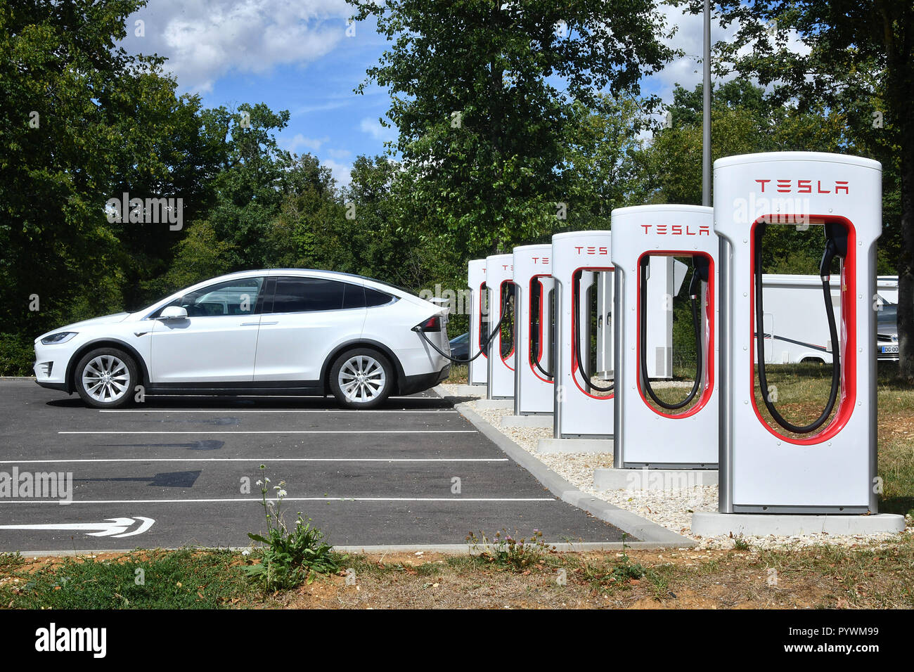 Tesla motors electric car charging hi-res stock photography and images ...
