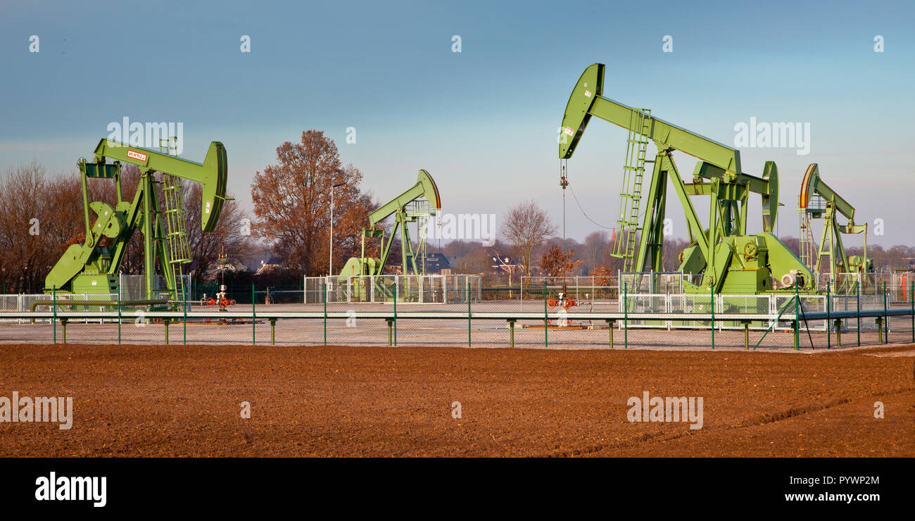 Crude oil pump station hi-res stock photography and images - Alamy