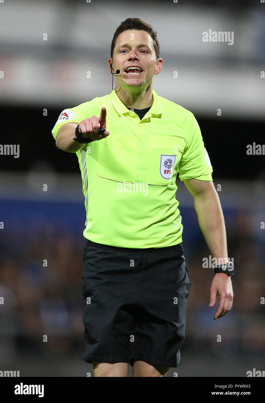 Referee Darren England Stock Photo - Alamy