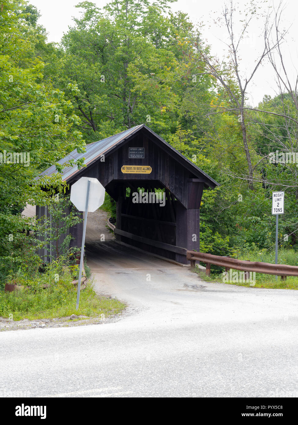 Gold brook bridge vermont hi-res stock photography and images - Alamy