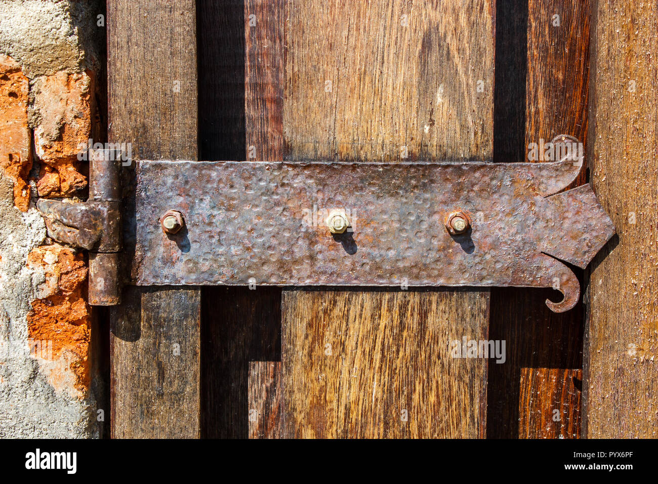Gate hinge hi-res stock photography and images - Alamy