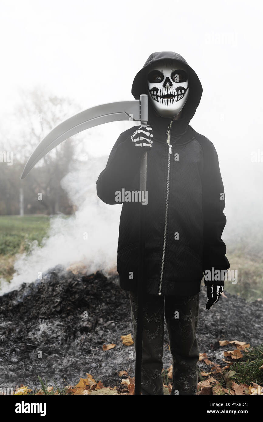 Skeleton holding scythe hi-res stock photography and images - Alamy