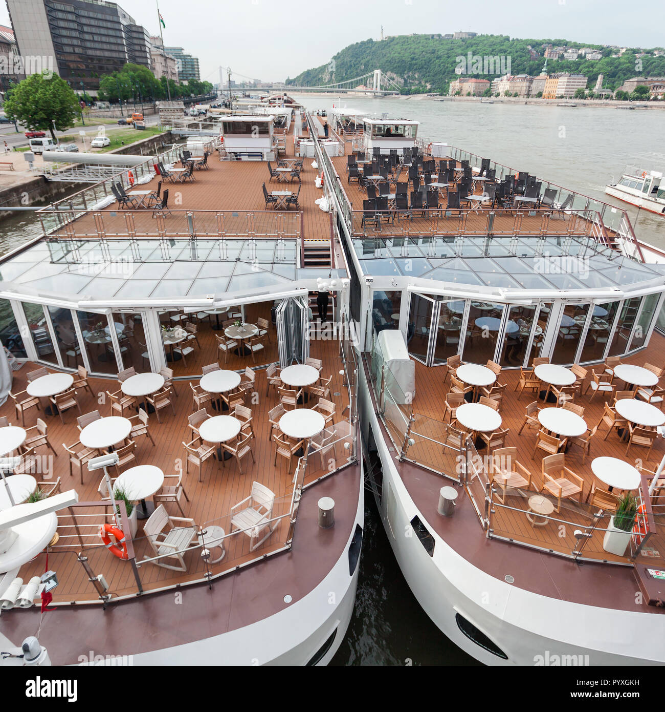 River danube and cruise boat and palace hi-res stock photography and ...