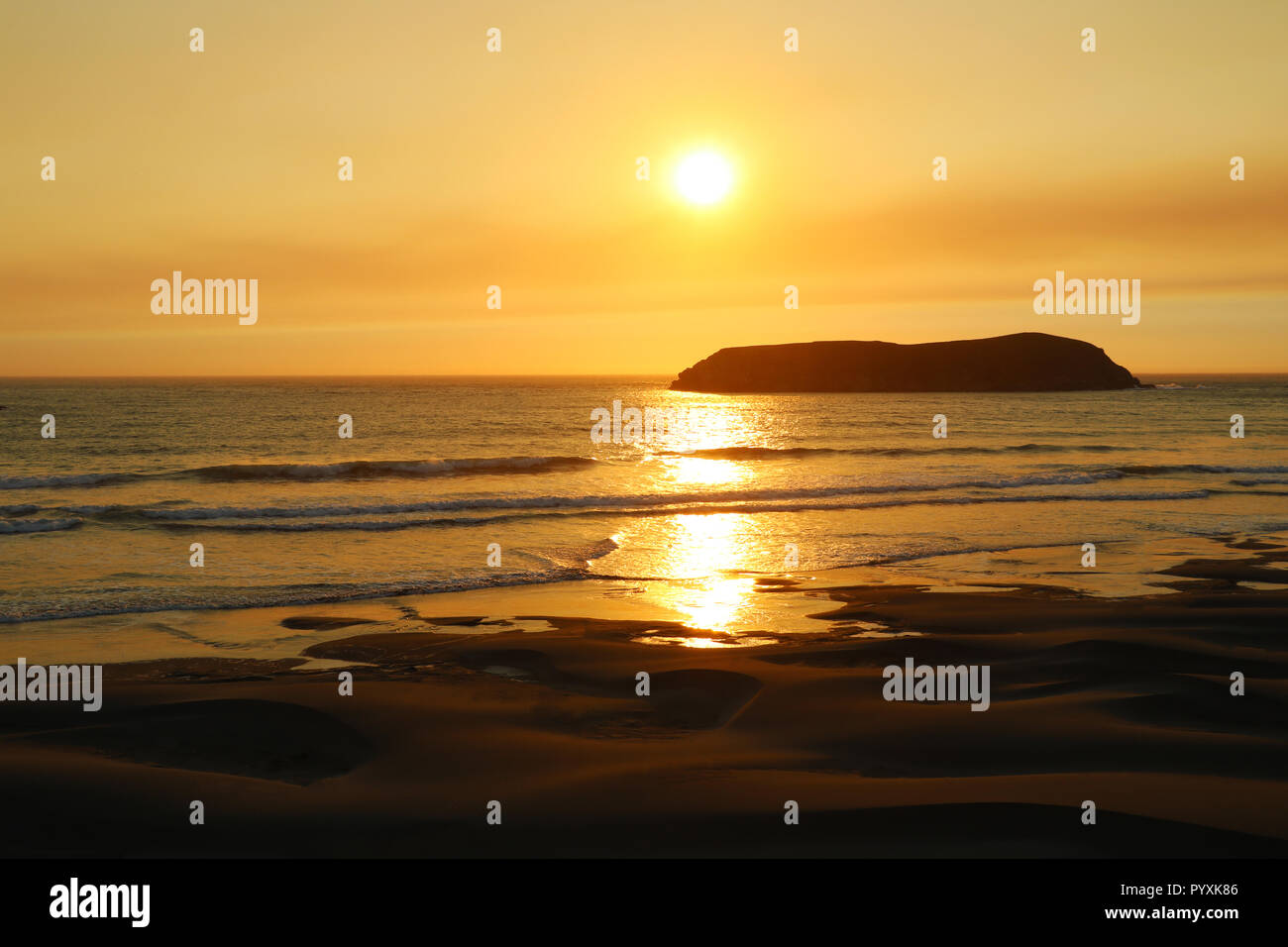 Red and gold rays hi-res stock photography and images - Alamy