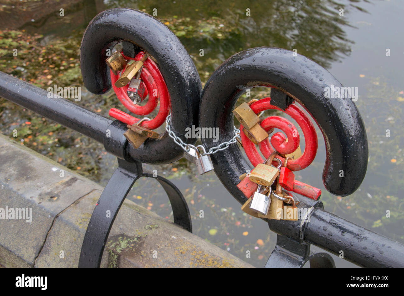 Black iron chain railing hi-res stock photography and images - Alamy