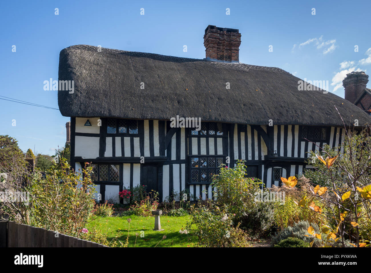 LINDFIELD, WEST SUSSEX/UK -OCTOBER 29 : View of a thatched cottage in ...