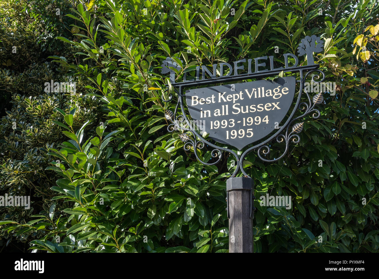 Black white wooden village sign hi-res stock photography and images - Alamy