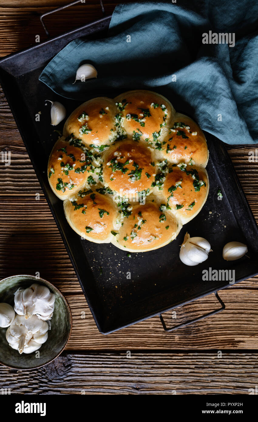 Pampushky – traditional Ukrainian bread buns with garlic and parsley ...