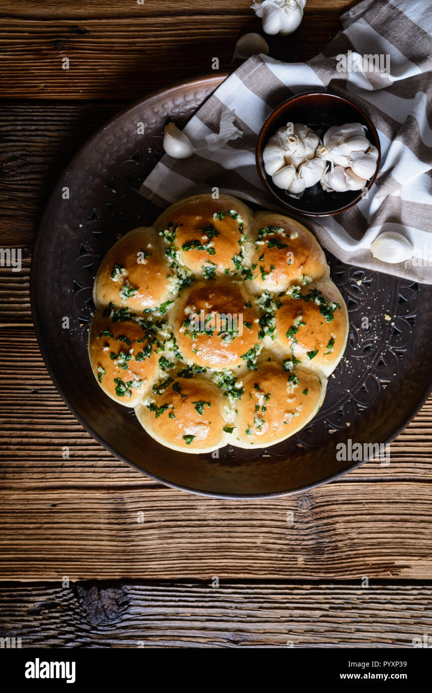 Pampushky – traditional Ukrainian bread buns with garlic and parsley ...