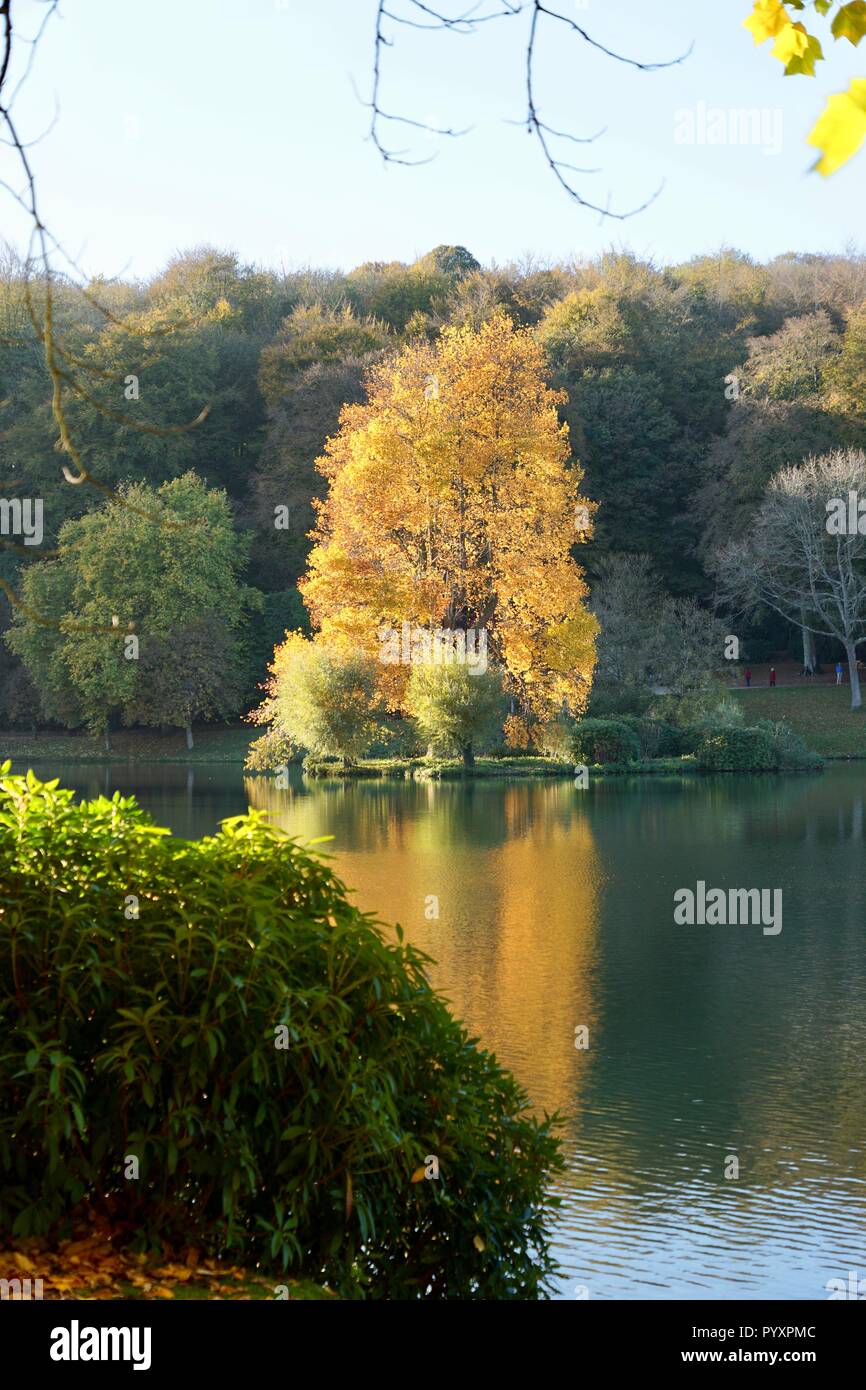 Autumn at Stourhead lake and gardens Stock Photo - Alamy