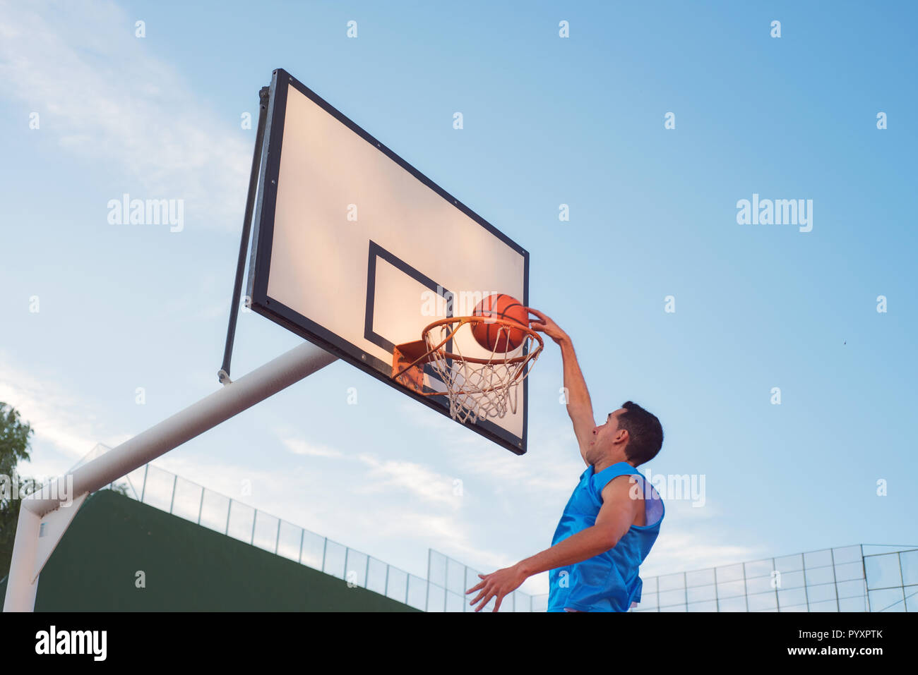 Basketball street player making a slam dunk Stock Photo - Alamy