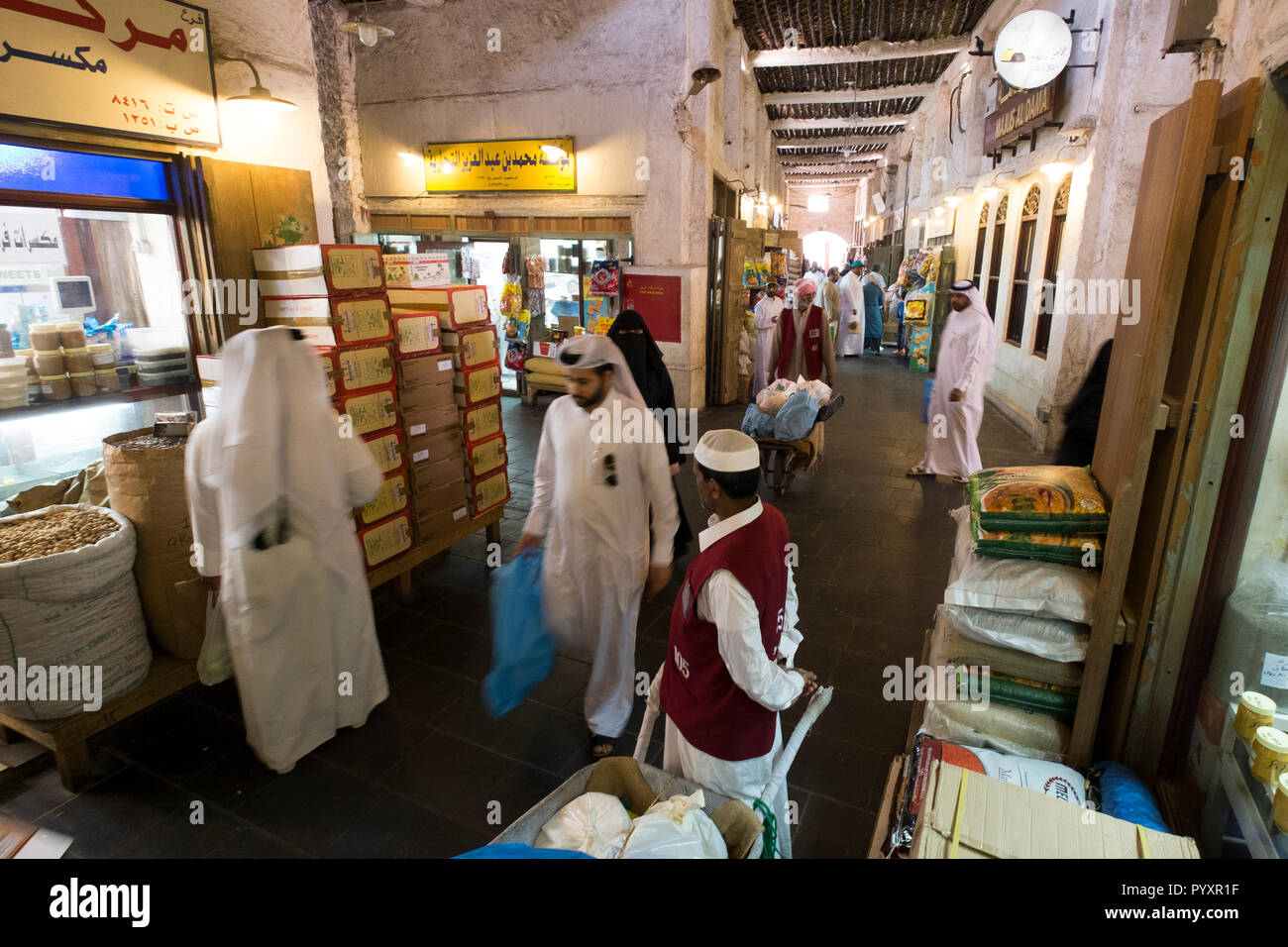 Busy shoppers in the Souk in Doha, Qatar Stock Photo - Alamy