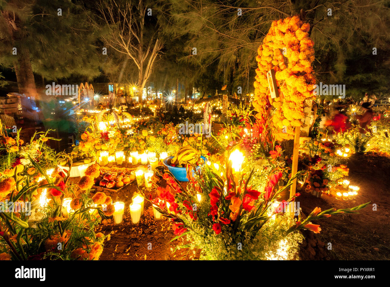 Dia de muertos cemetery hi-res stock photography and images - Alamy