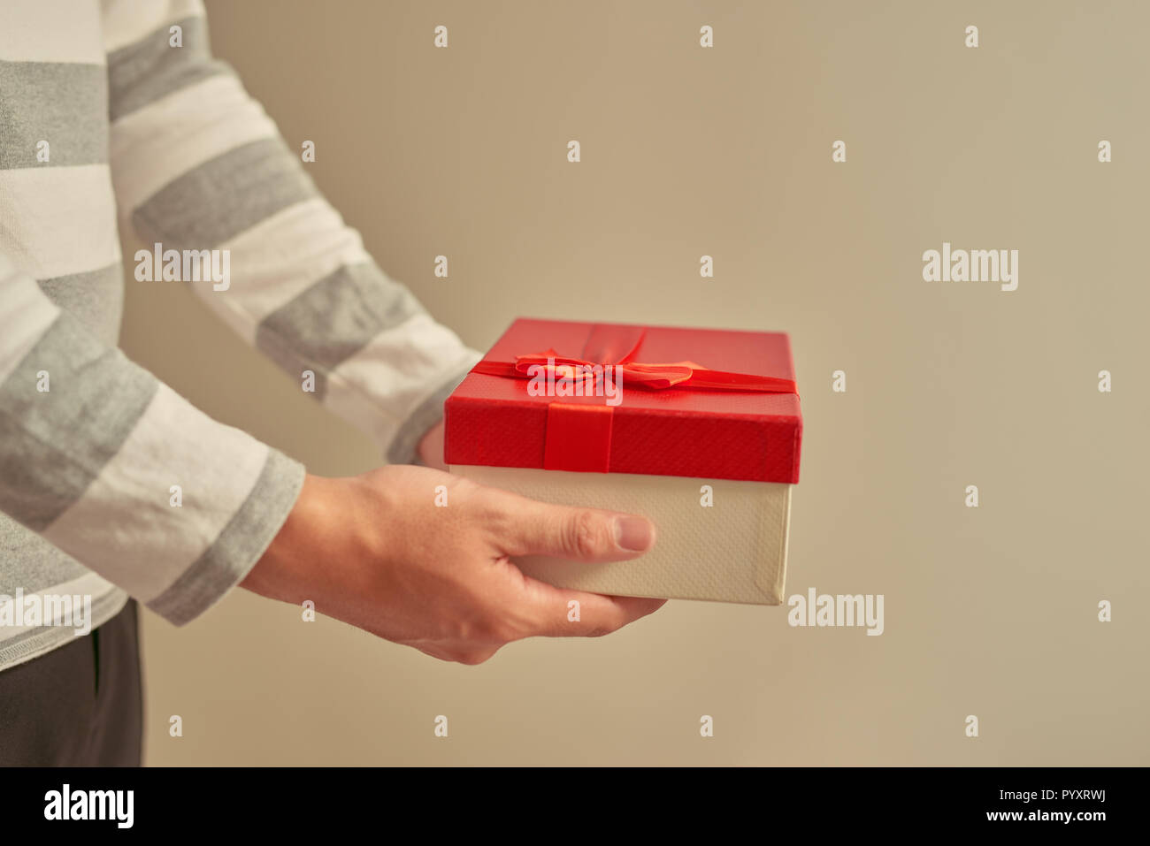 Hand with red gift hi-res stock photography and images - Alamy