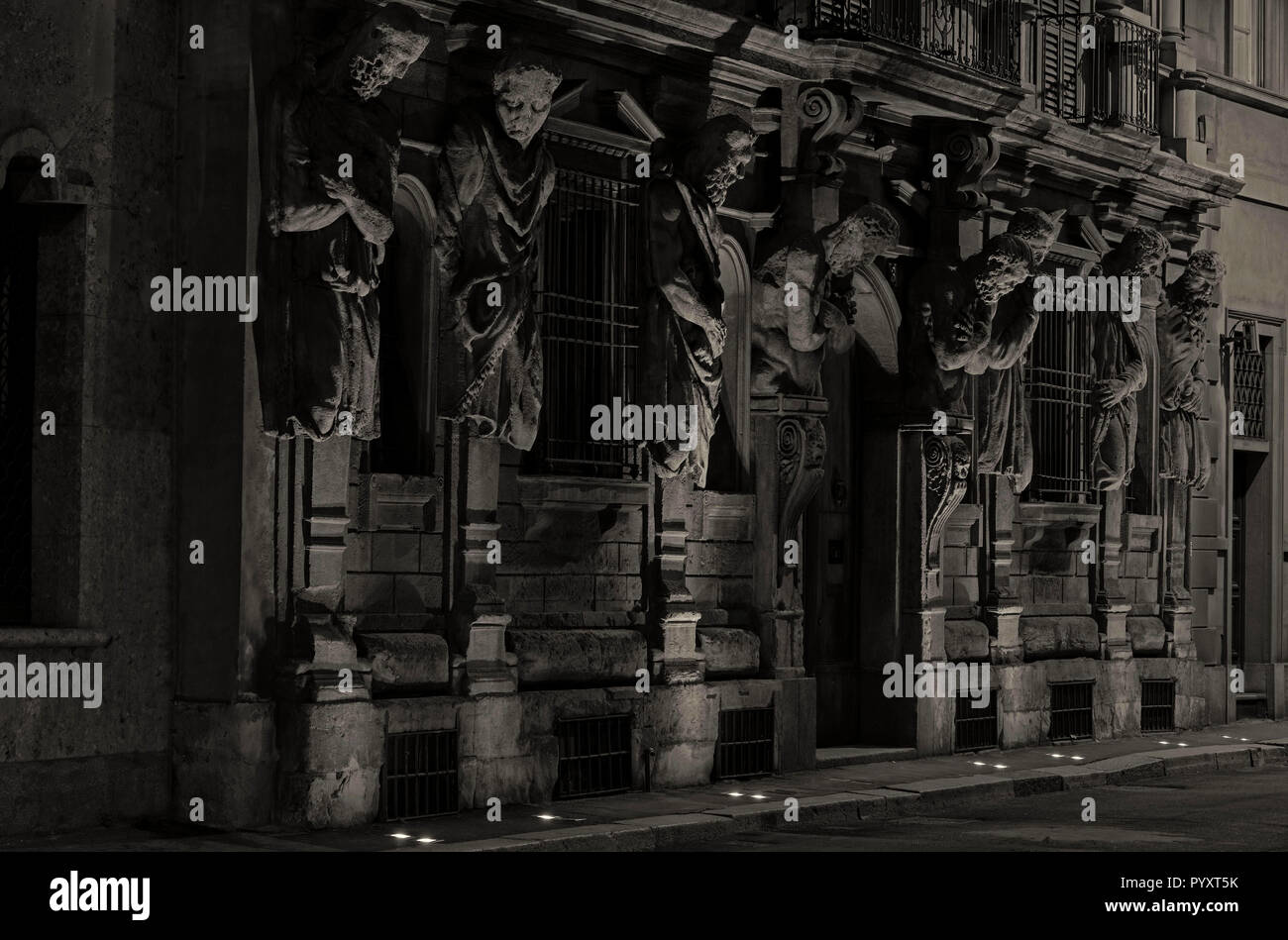 Casa degli omenoni milan hi-res stock photography and images - Alamy