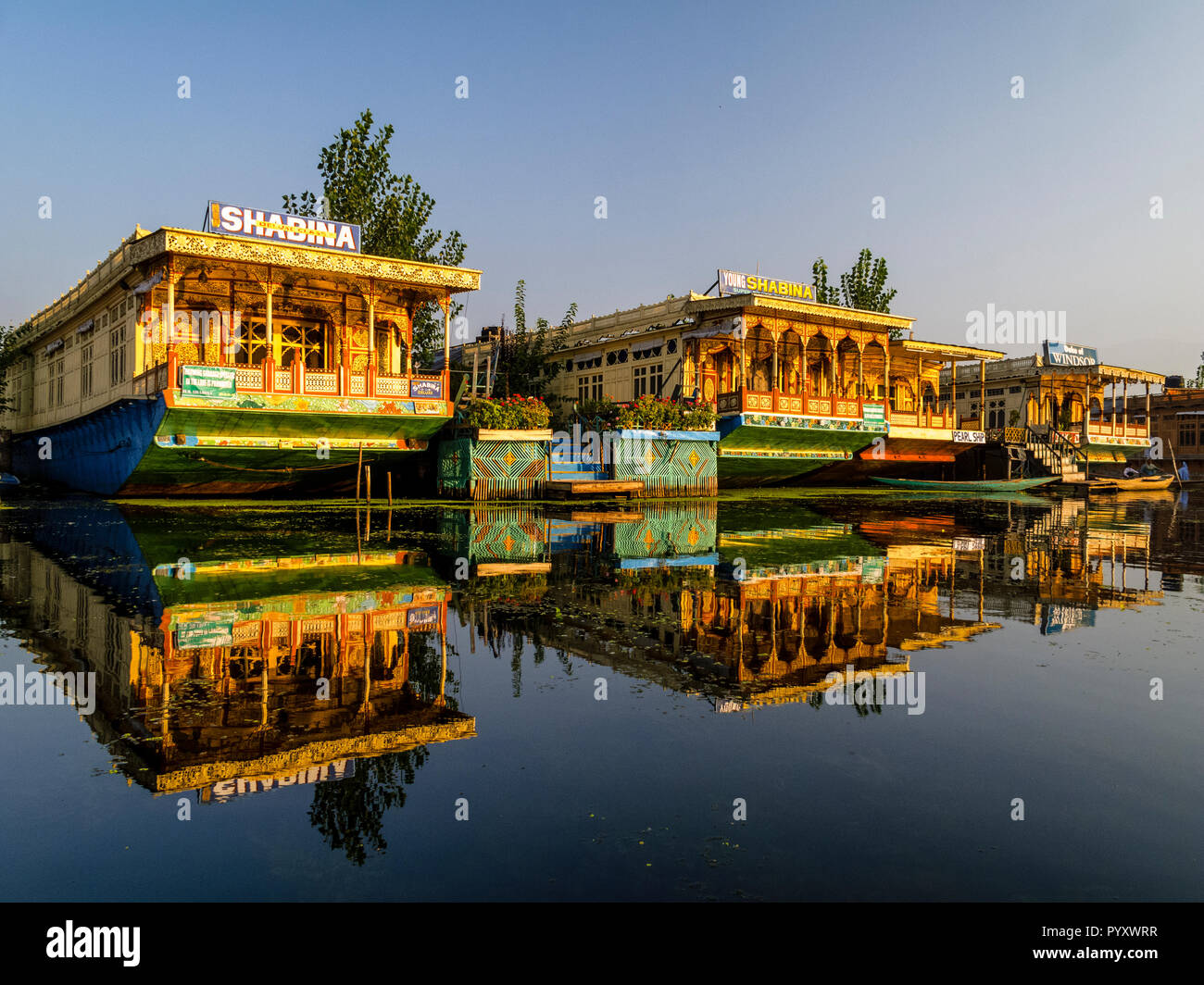 Dal lake and houseboat hi-res stock photography and images - Alamy