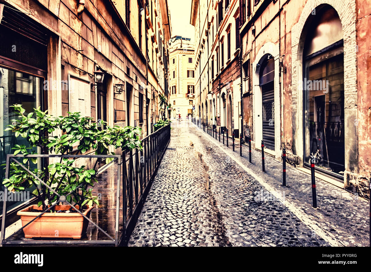 Narrow italian street hi-res stock photography and images - Alamy