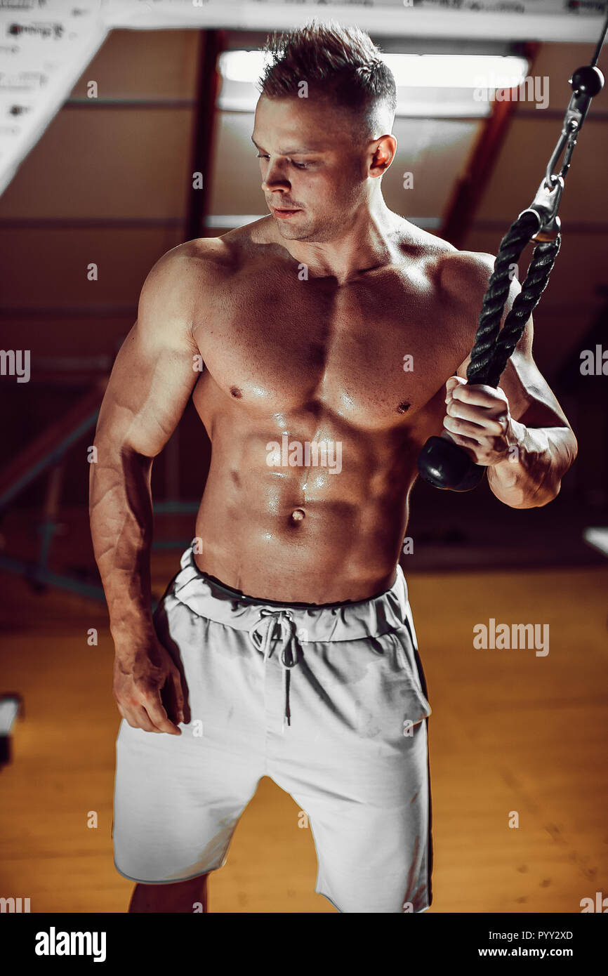 Bodybuilder preparing for heavyweight exercise with barbell in gym ...