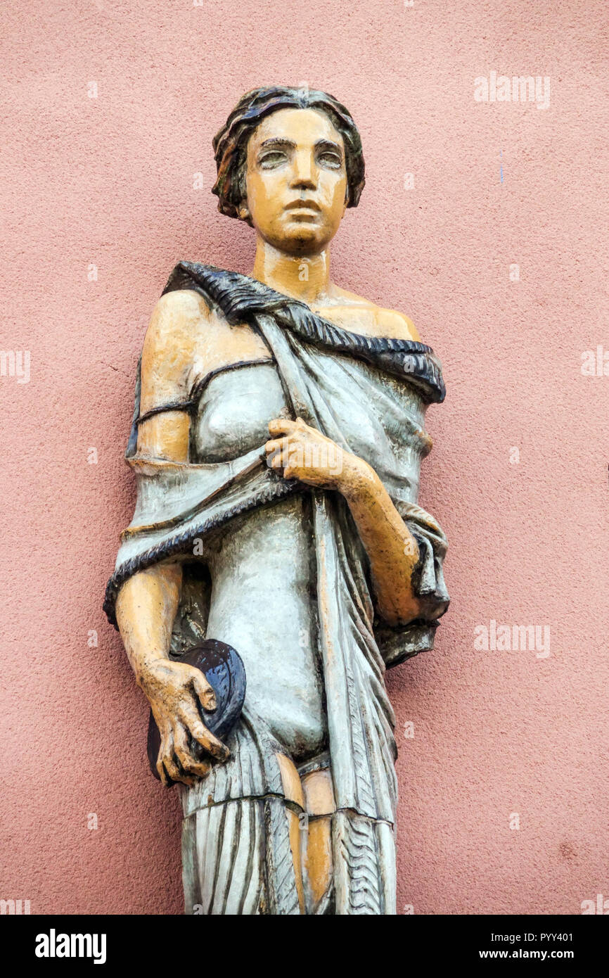 Karl Marx-Hof, Viena, Sculpture detail, Allegory of the health care by ...