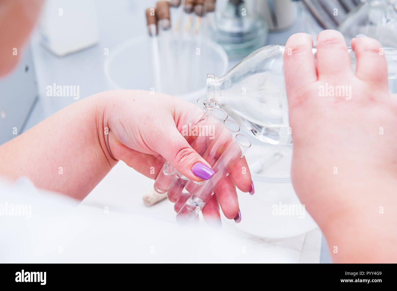 Empty science lab classroom hi-res stock photography and images - Alamy