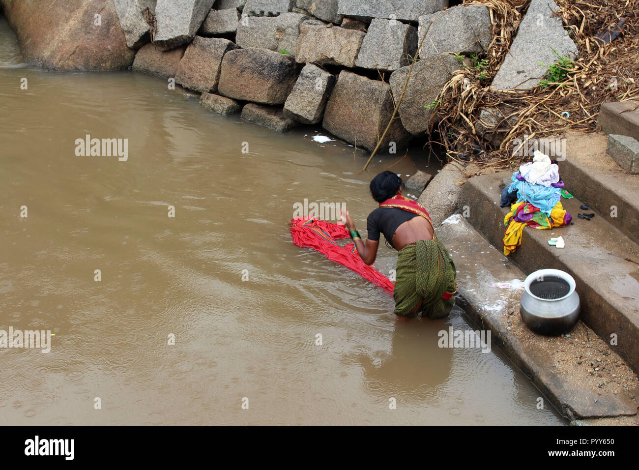 Indian people washing clothes tungabhadra hi-res stock photography and ...