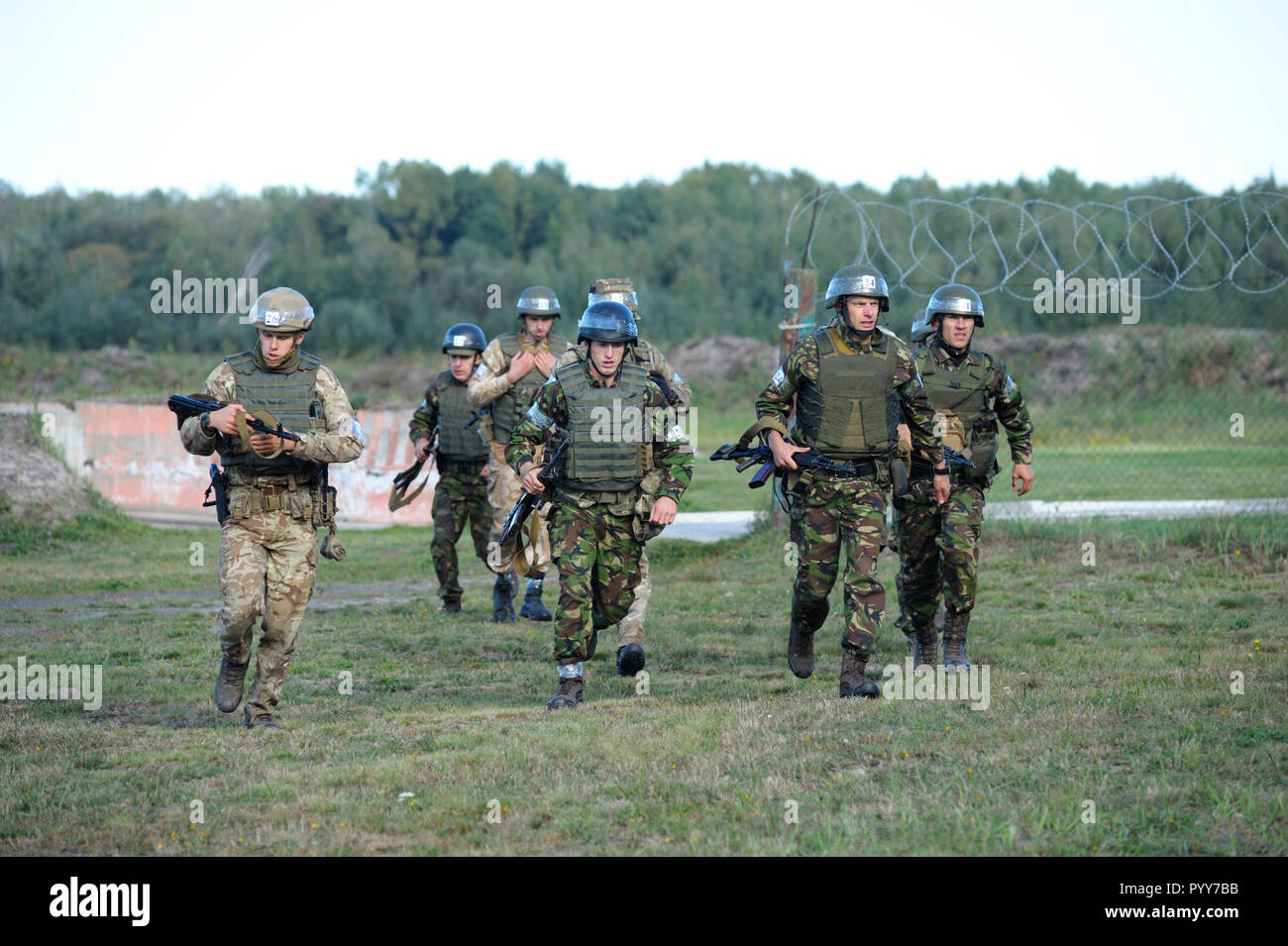 On a military training ground, exercises: Ukrainian soldiers cross ...