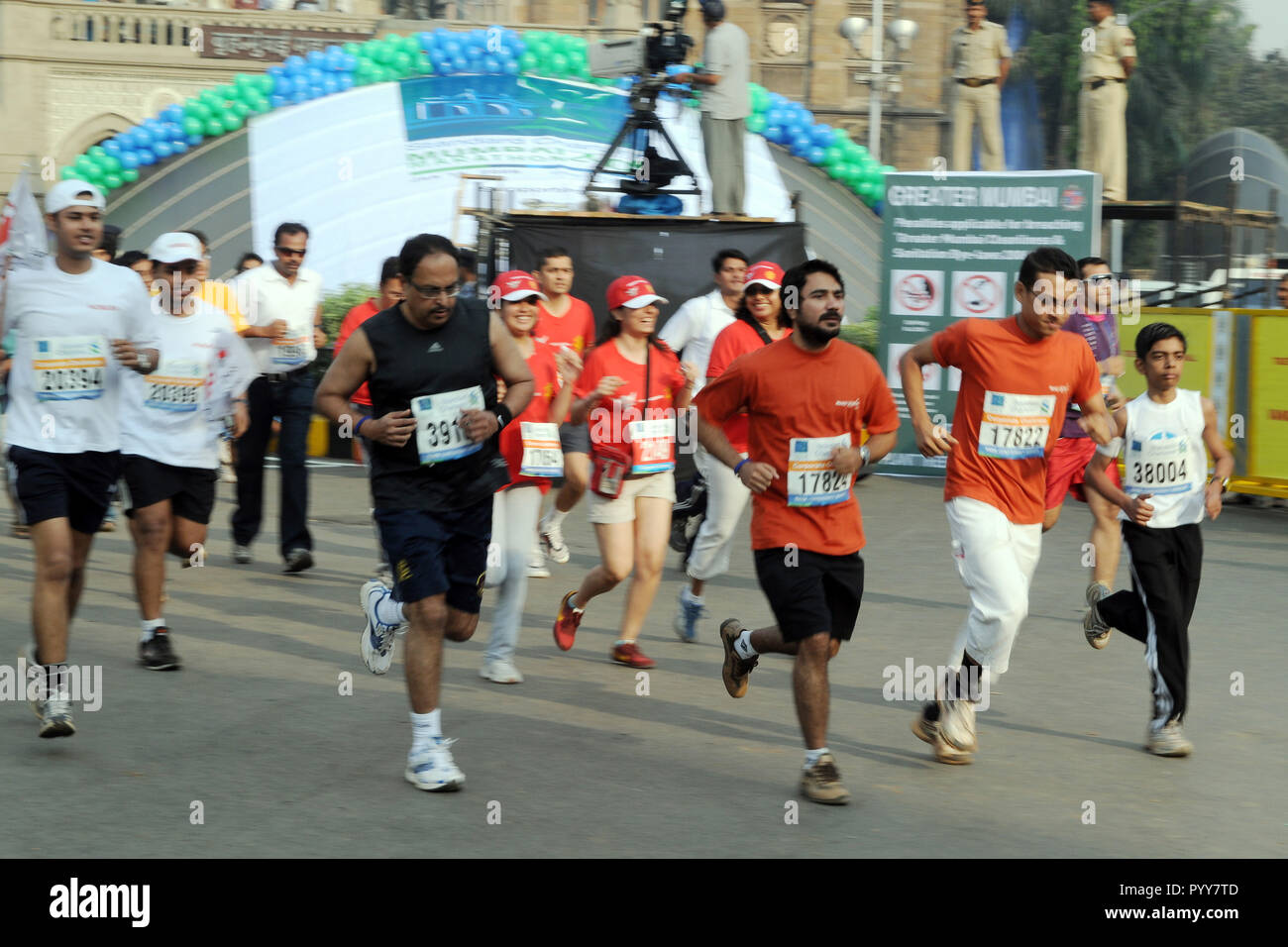 Policeman running hi-res stock photography and images - Alamy
