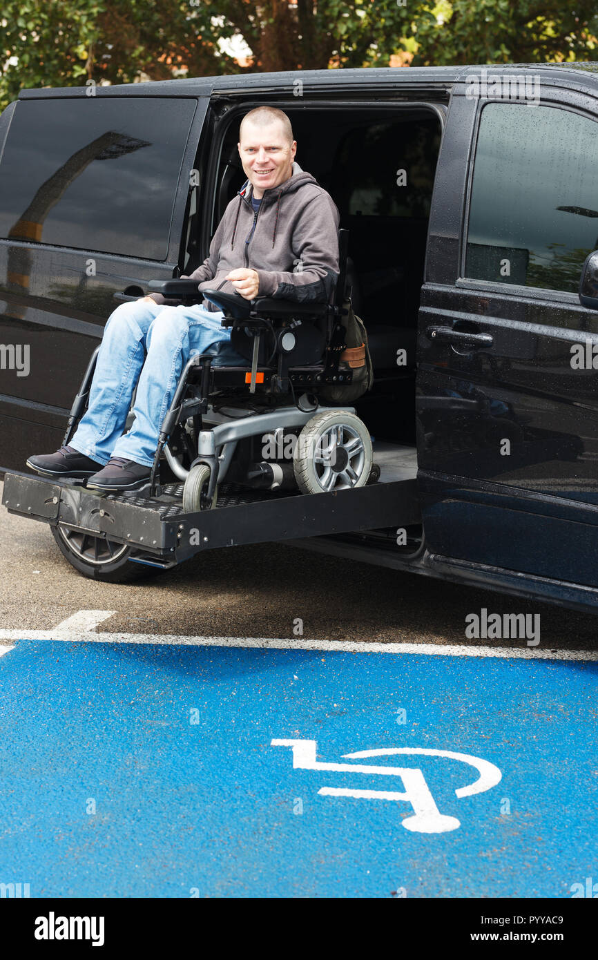 Car parking lift hi-res stock photography and images - Alamy