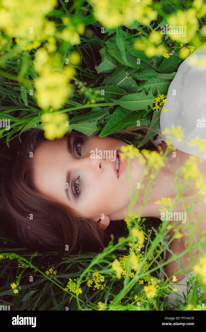 Girl laying in field flowers hi-res stock photography and images - Alamy