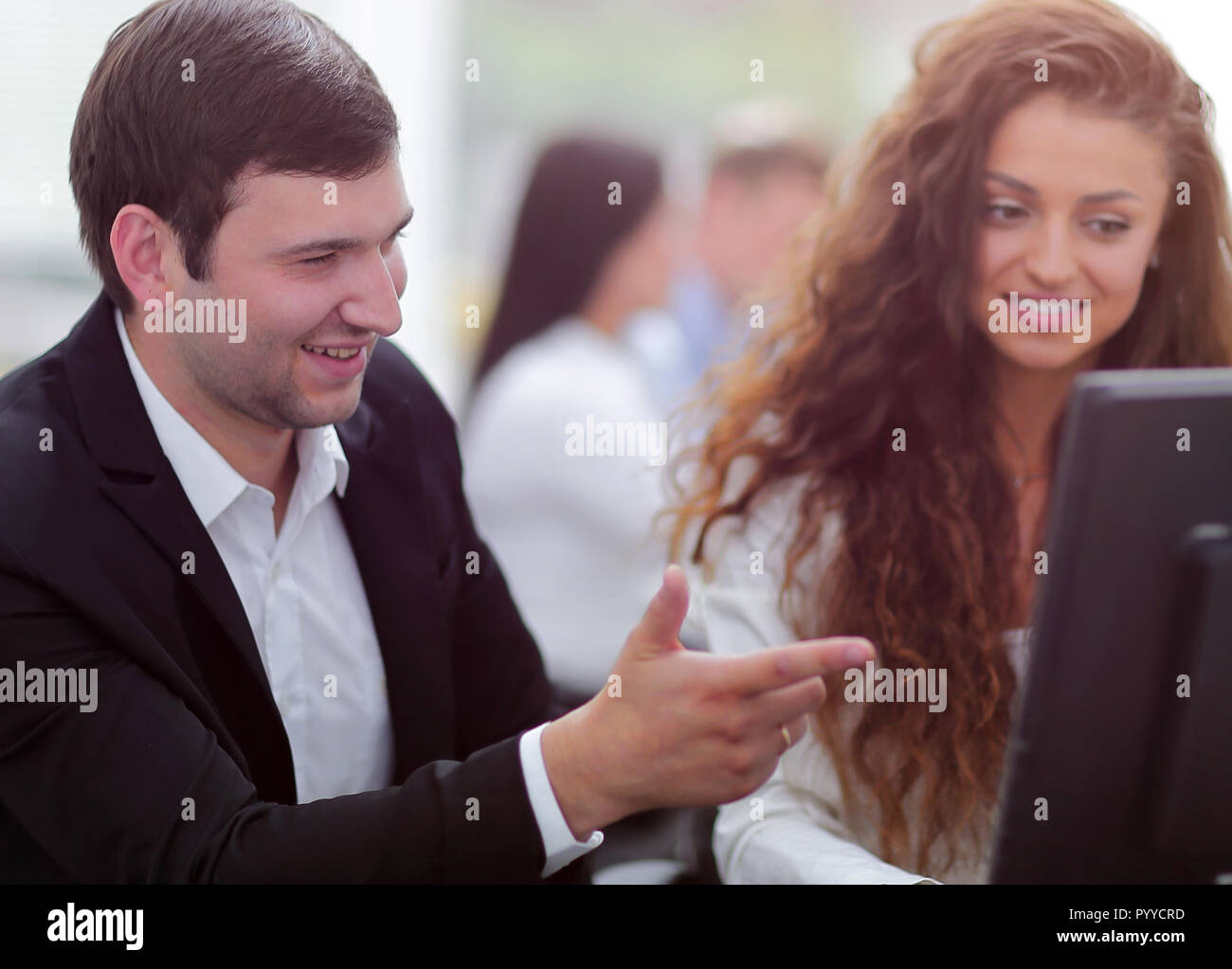 Manager and employee discuss work problem Stock Photo - Alamy