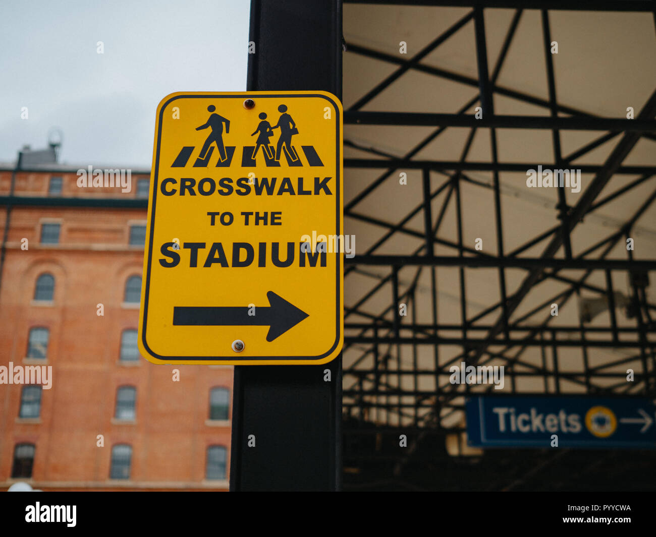 Crosswalk sign arrow hi-res stock photography and images - Alamy