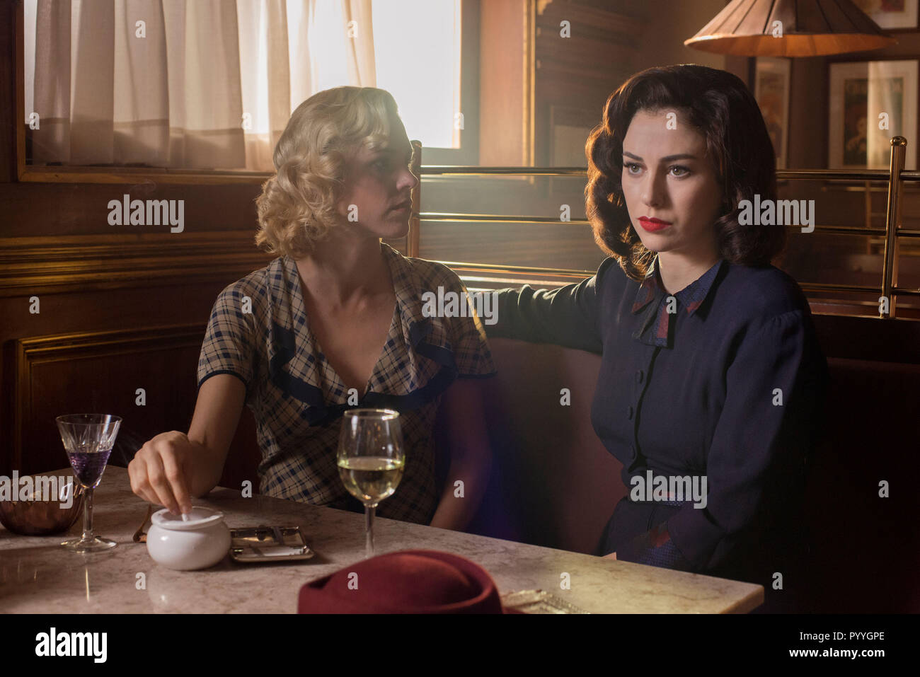 CABLE GIRLS, (aka LAS CHICAS DEL CABLE), Maggie Civantos, Blanco Suarez, (Season 3, Episode 306 ...