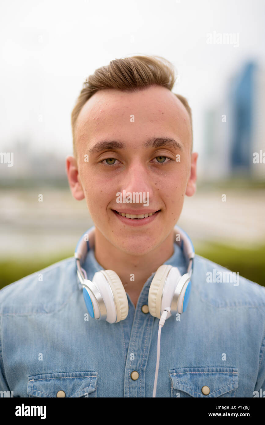 Teenager headphones hi-res stock photography and images - Alamy