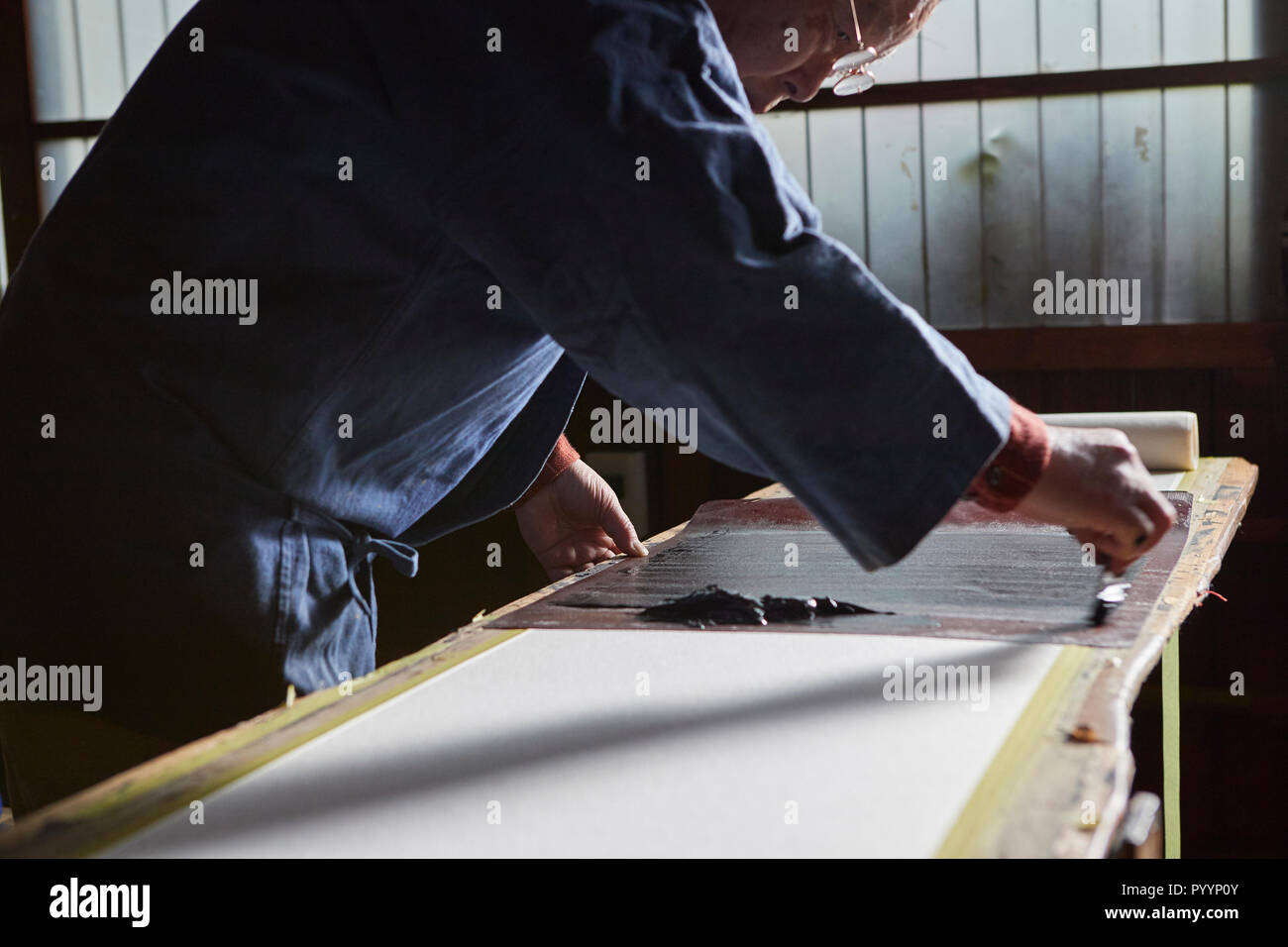 Japanese artisan working in the studio Stock Photo - Alamy