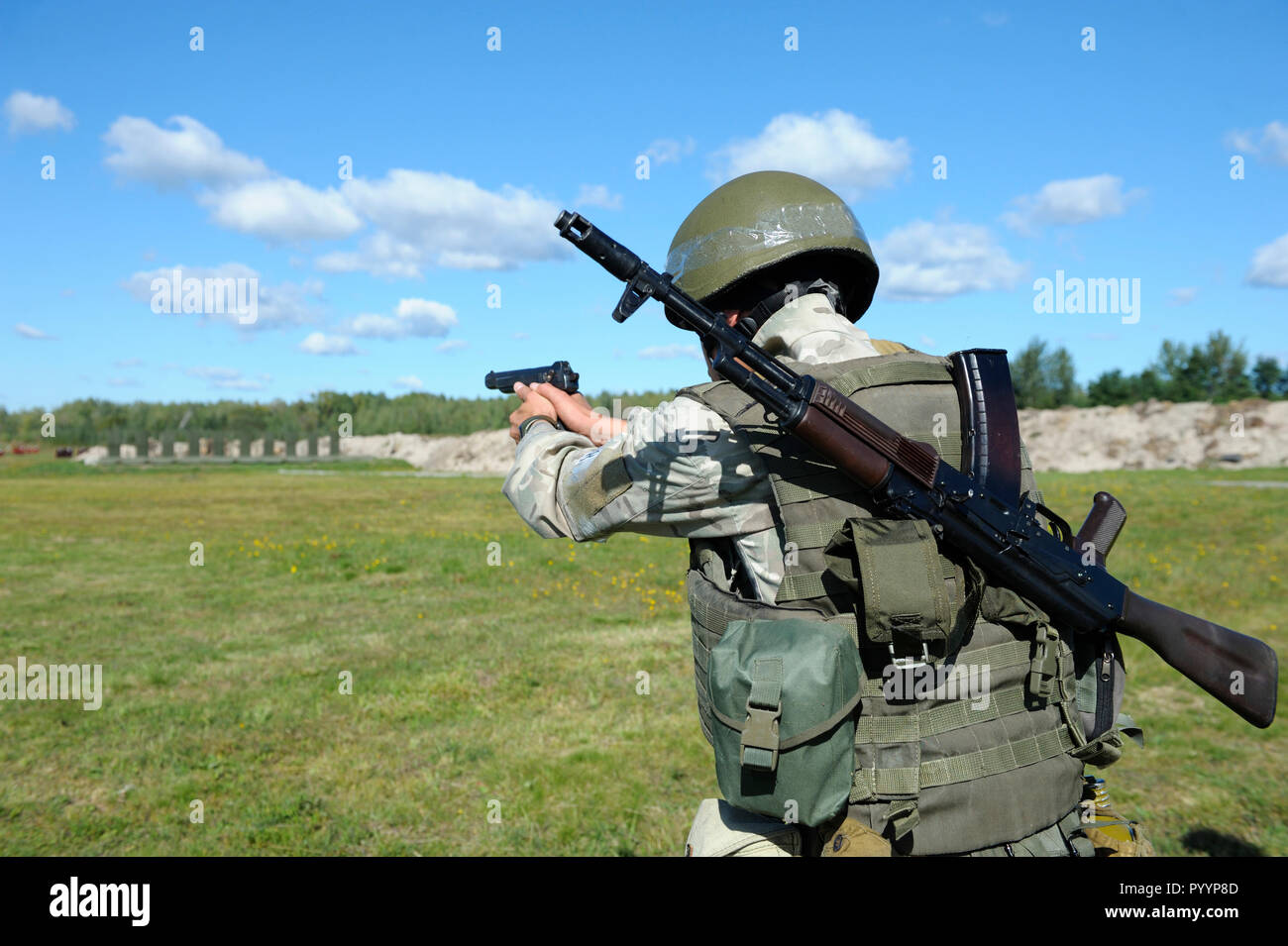 On a military shooting range, training: Ukrainian soldier machine gun ...
