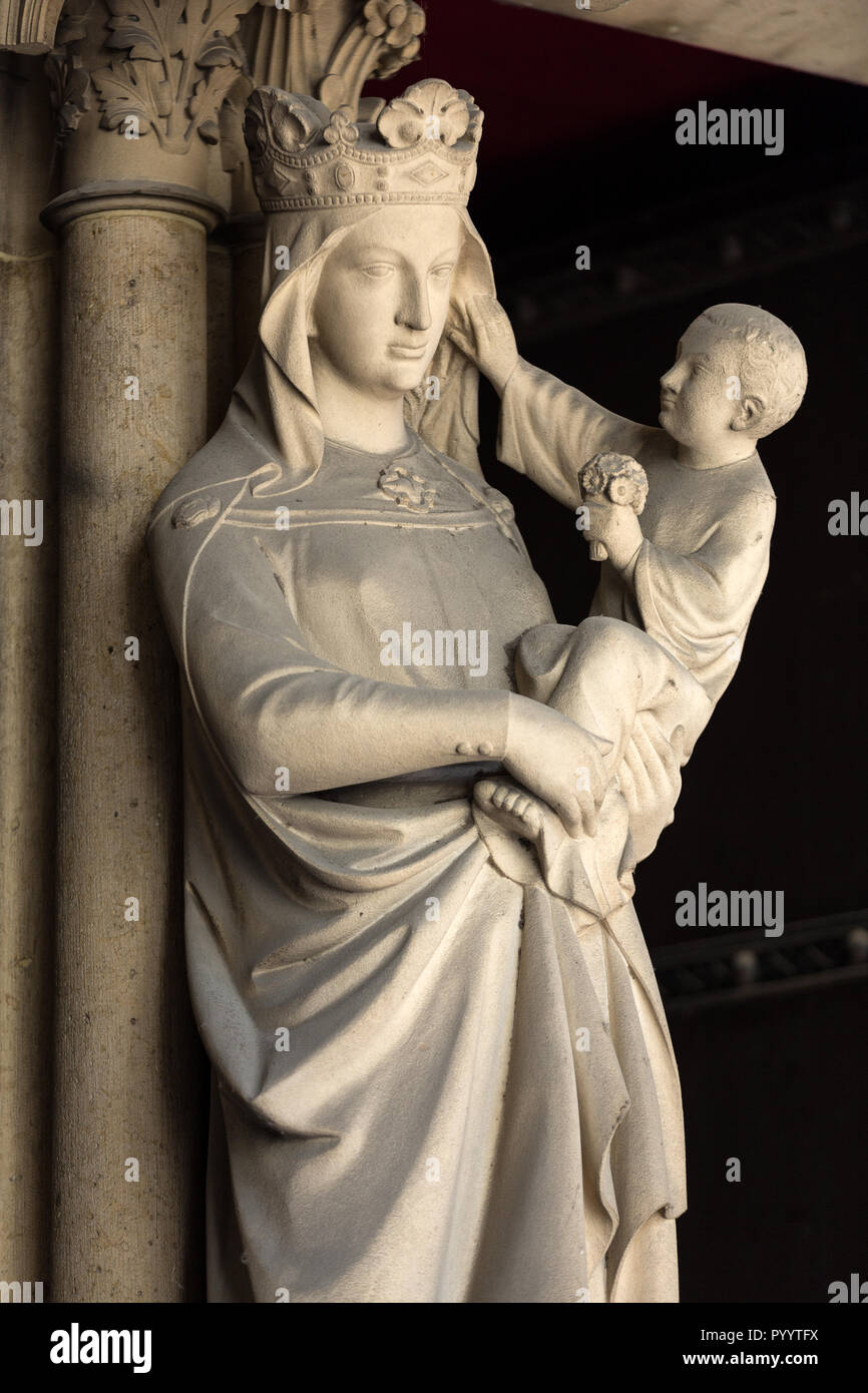 Paris - the Sainte-Chapelle. statue of Virgin Mary Stock Photo - Alamy