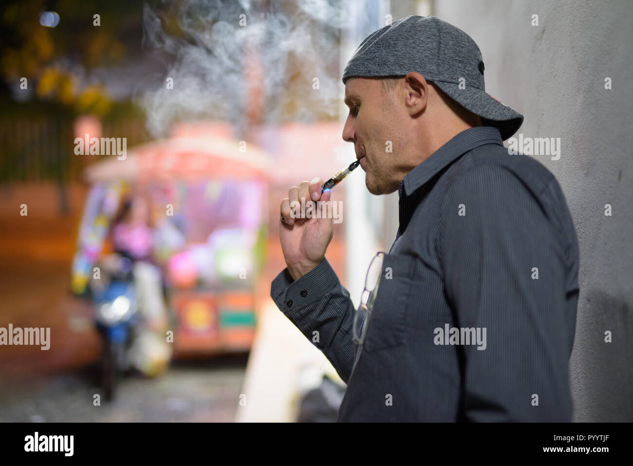 Smoking cigarette night hi-res stock photography and images - Alamy