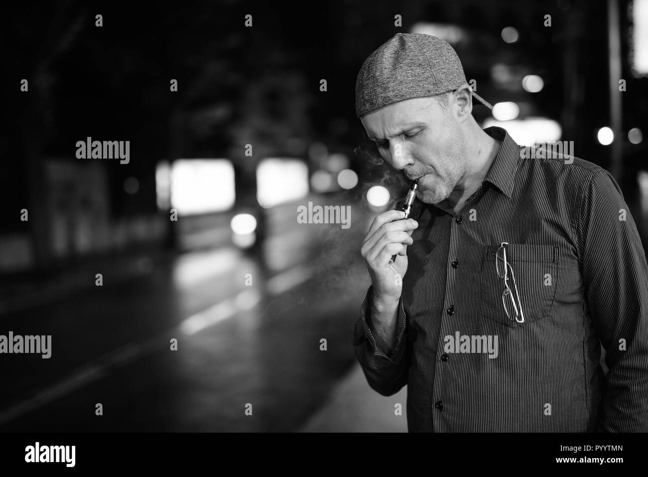 Smoking man black and white hi-res stock photography and images - Alamy