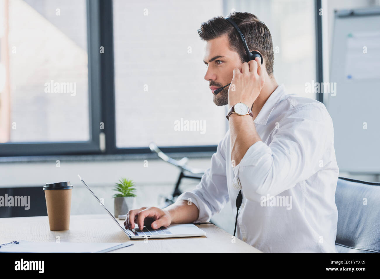 Side view young call center hi-res stock photography and images - Alamy