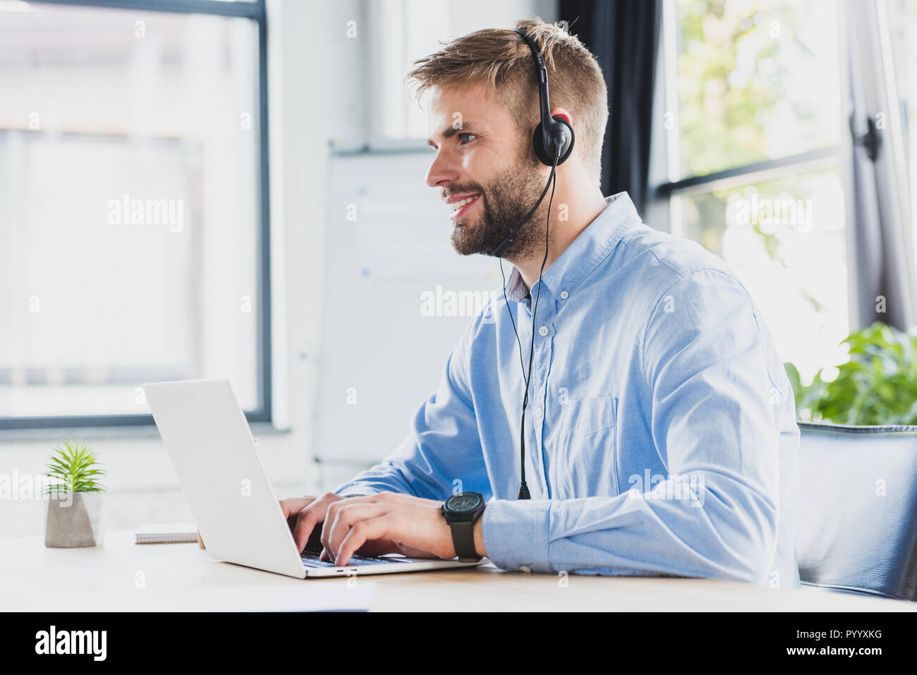 Side view young call center hi-res stock photography and images - Alamy