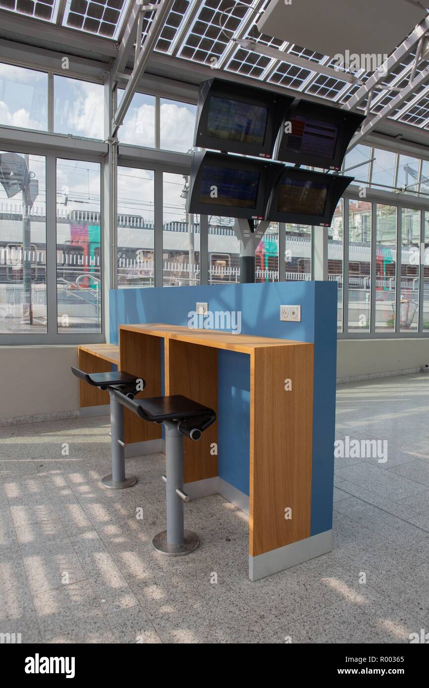 Station eleven hi-res stock photography and images - Alamy