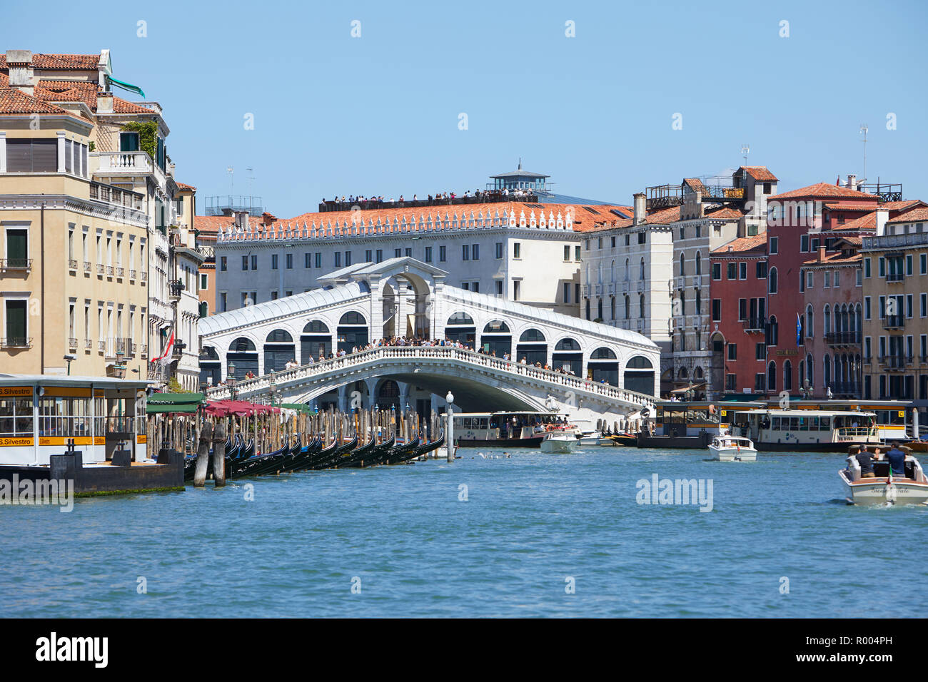 Bridge with people hi-res stock photography and images - Alamy