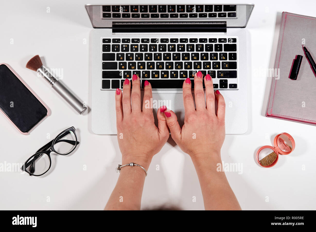 typist working on the notebook Stock Photo - Alamy